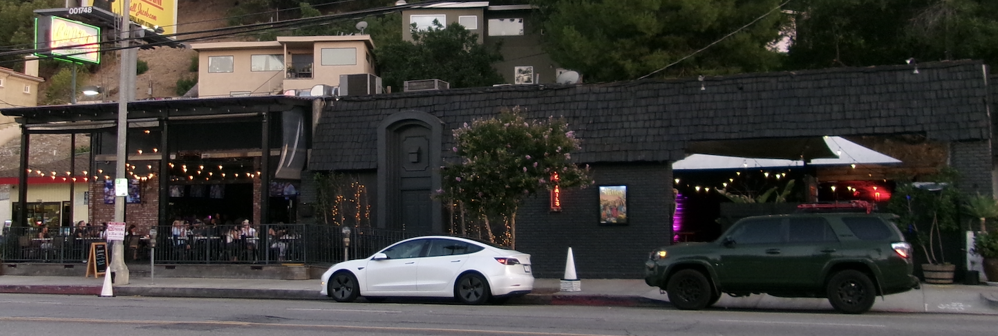 Roccos Tavern Studio City | Sports Bar 12514 Ventura Blvd | Wings & Pizza | Roccos Tavern